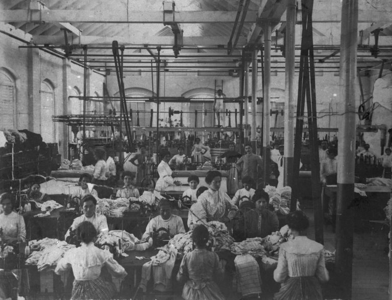 Interior da fábrica Brasital, Salto, São Paulo, 1920. Museu de Salto ...